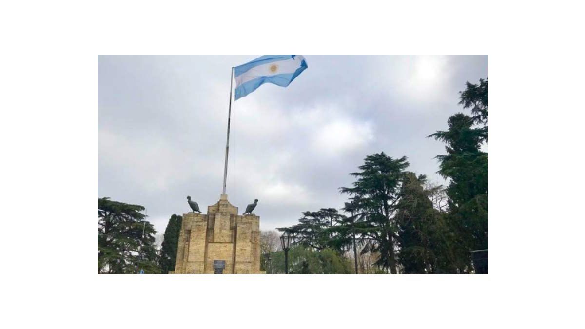 El monolito a la bandera de Burzaco fue declarado monumento nacional
