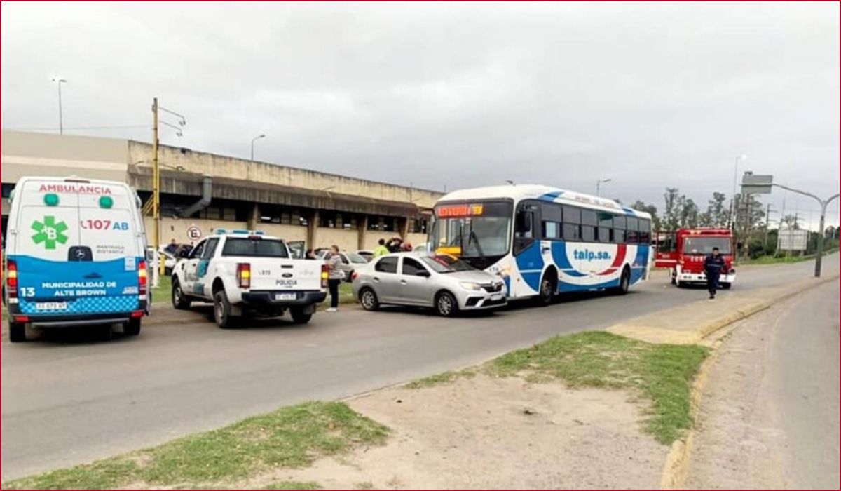 Fuerte choque entre un auto y un colectivo en Almirante Brown: un menor herido
