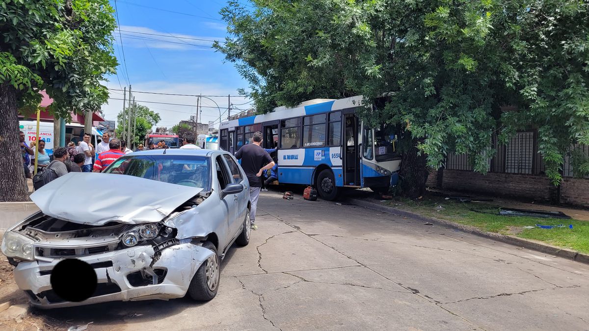 Dos personas atrapadas por el choque entre un colectivo y un auto en Burzaco