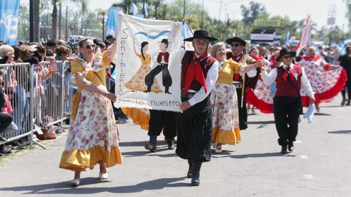 Glew celebró sus 157 años con un colorido desfile