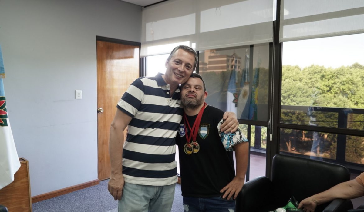 Fernando Gray entregó una distinción al taekwondista Nicolás Escobar