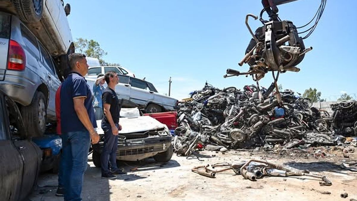 Compactan chatarra en San Vicente y lo destinarán a ayudar a los ...