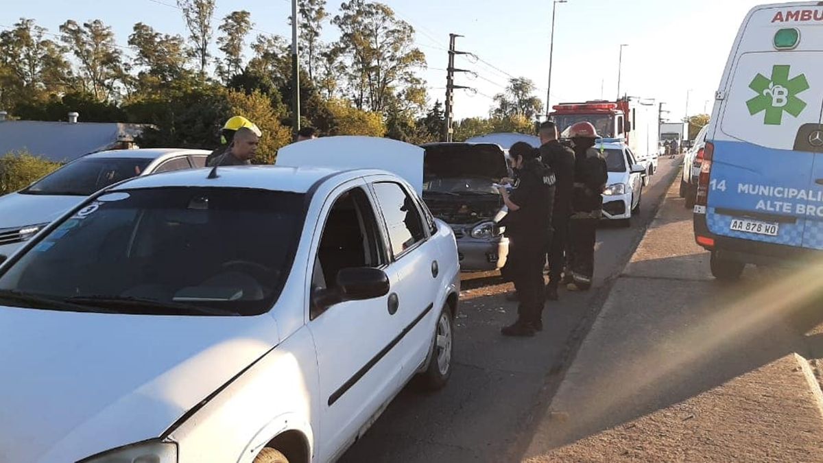Choque en cadena entre tres autos en Camino de Cintura: un herido