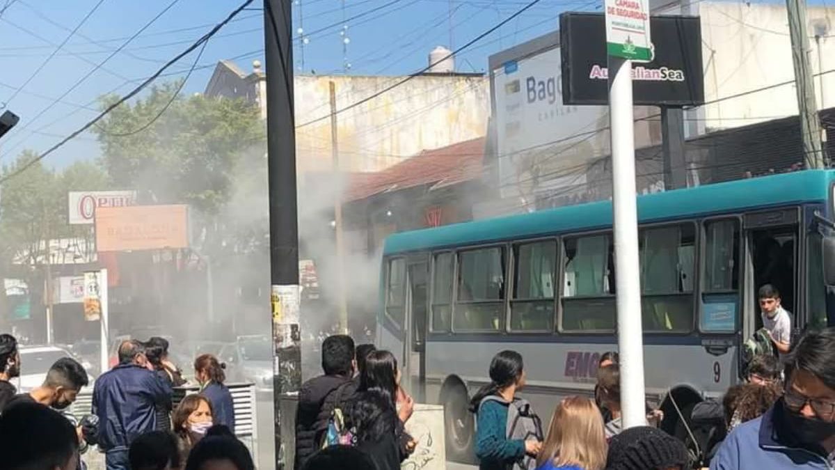Colectivo en llamas en el centro de Monte Grande