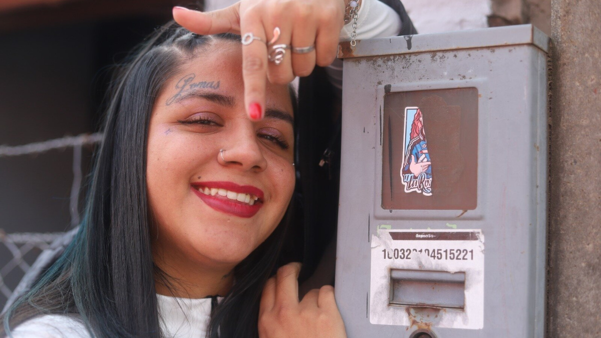 La historia de La Negra Azul, la cantante de cumbia RKT de Lomas que es ...