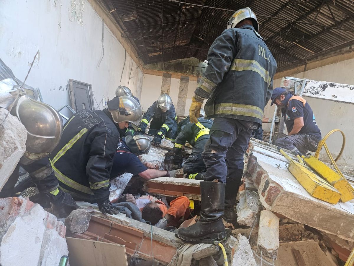 Tremendo derrumbe en Temperley: rescataron a un obrero de los escombros