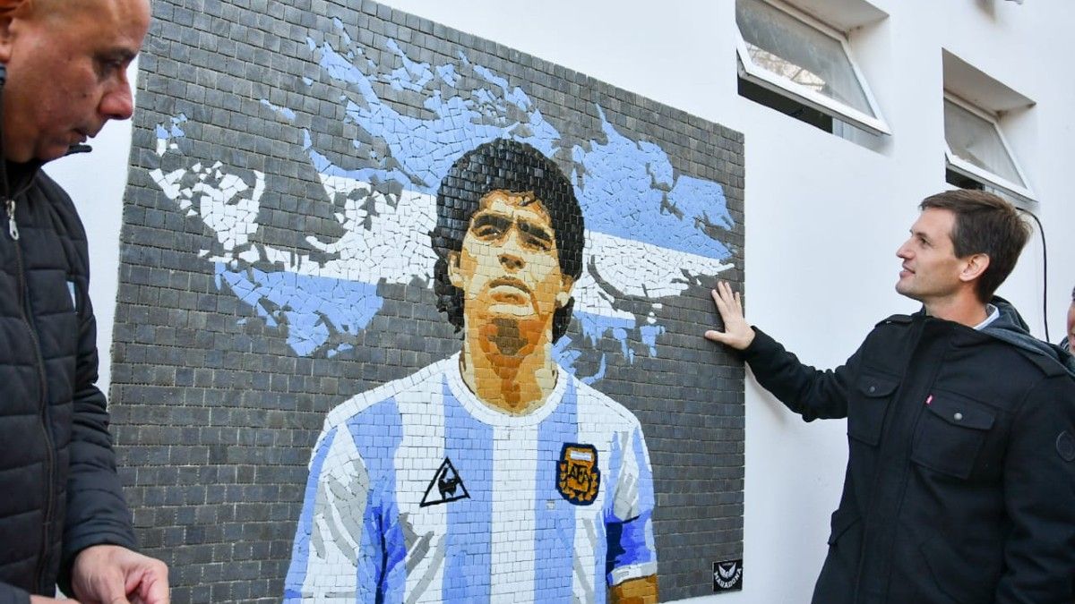 Inauguraron un mural de Maradona en Alejandro Korn, junto a veteranos ...