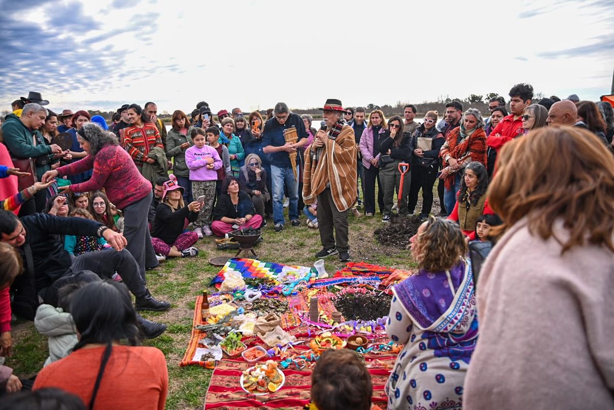 Celebración por el Día de la Pachamama en San Vicente con un ritual en la laguna