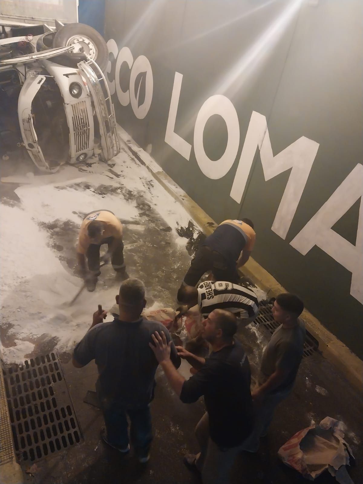 Un camión quedó trabado en un paso bajo nivel de Lomas y volcó