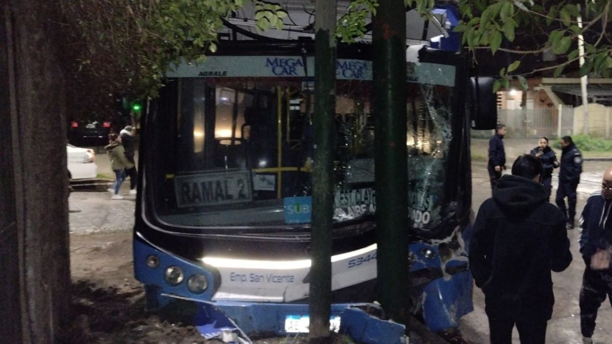 Choque entre un colectivo y un auto en Almirante Brown: dos heridos
