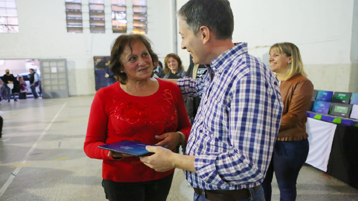 Esteban Online: entregaron 700 tablets a adultos estudiantes de secundario