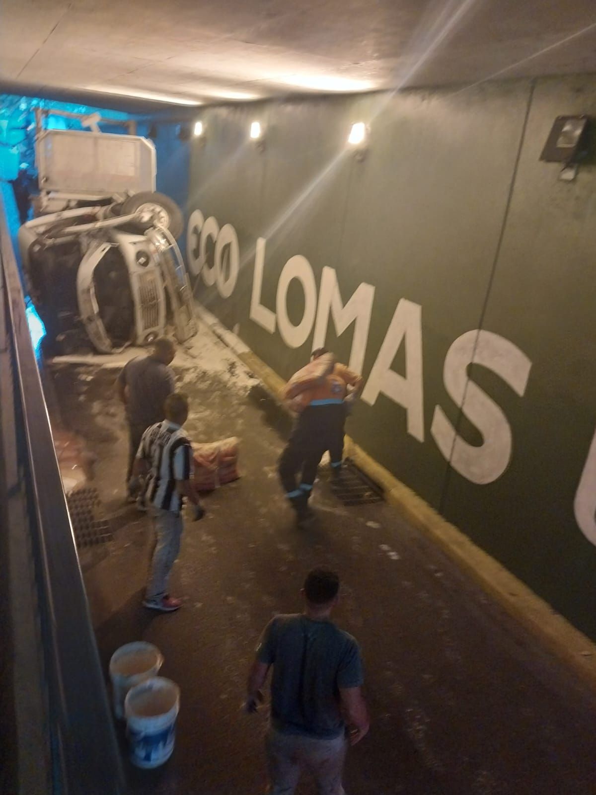 Un camión quedó trabado en un paso bajo nivel de Lomas y volcó