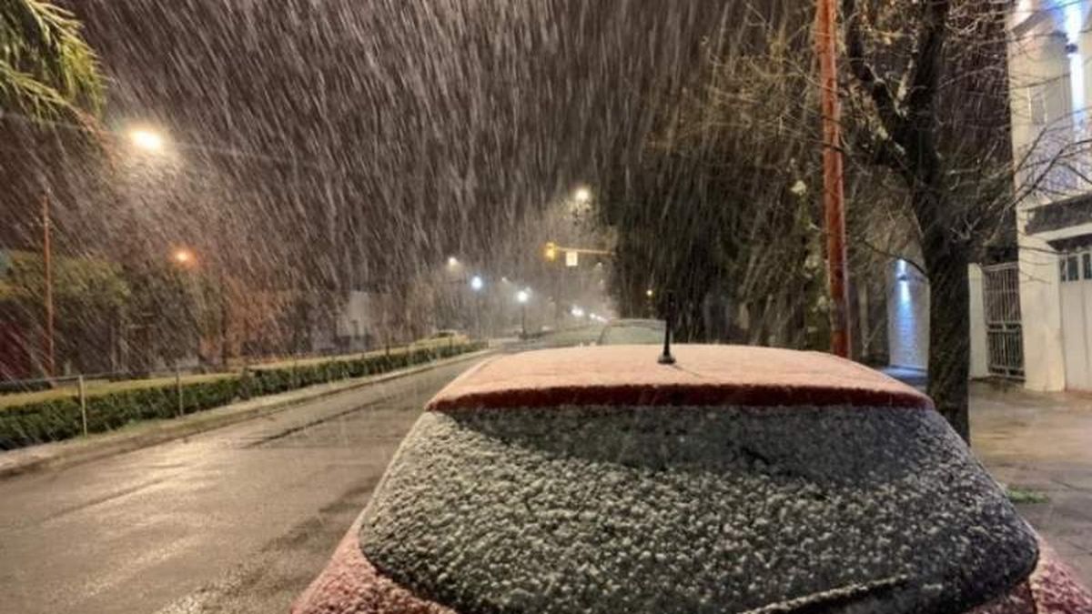Comenzó a nevar en Buenos Aires: ¿Dónde podría repetirse el fenómeno?