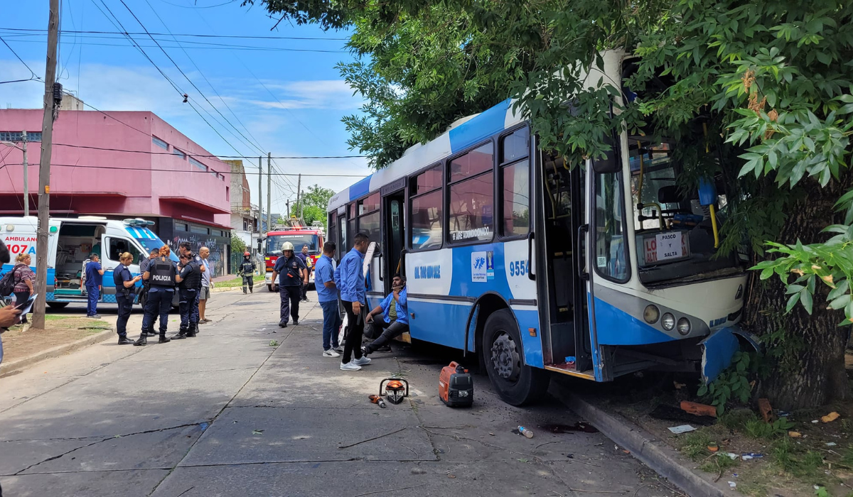 Dos personas atrapadas por el choque entre un colectivo y un auto en Burzaco