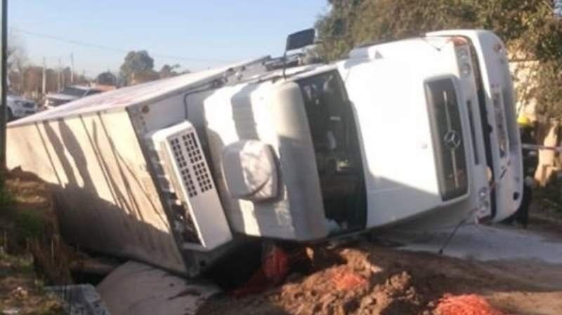 Impactante vuelco de un camión en la Ruta 16