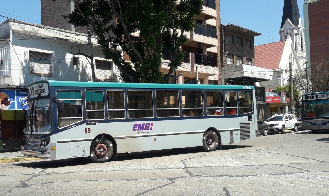 ¿Qué son los círculos blancos en colectivos la línea 501?