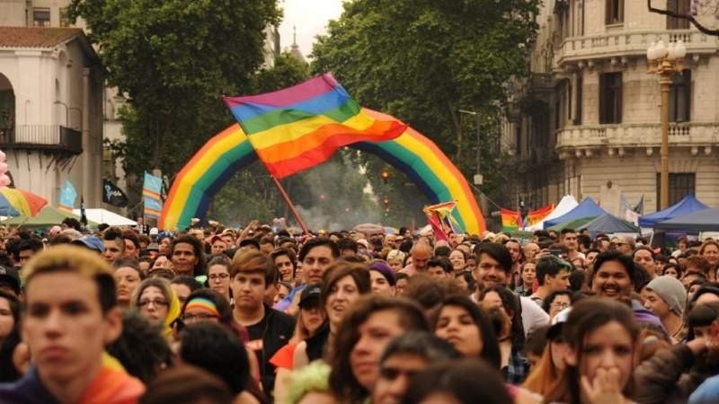 Llega la primera marcha del orgullo LGBT a Brown