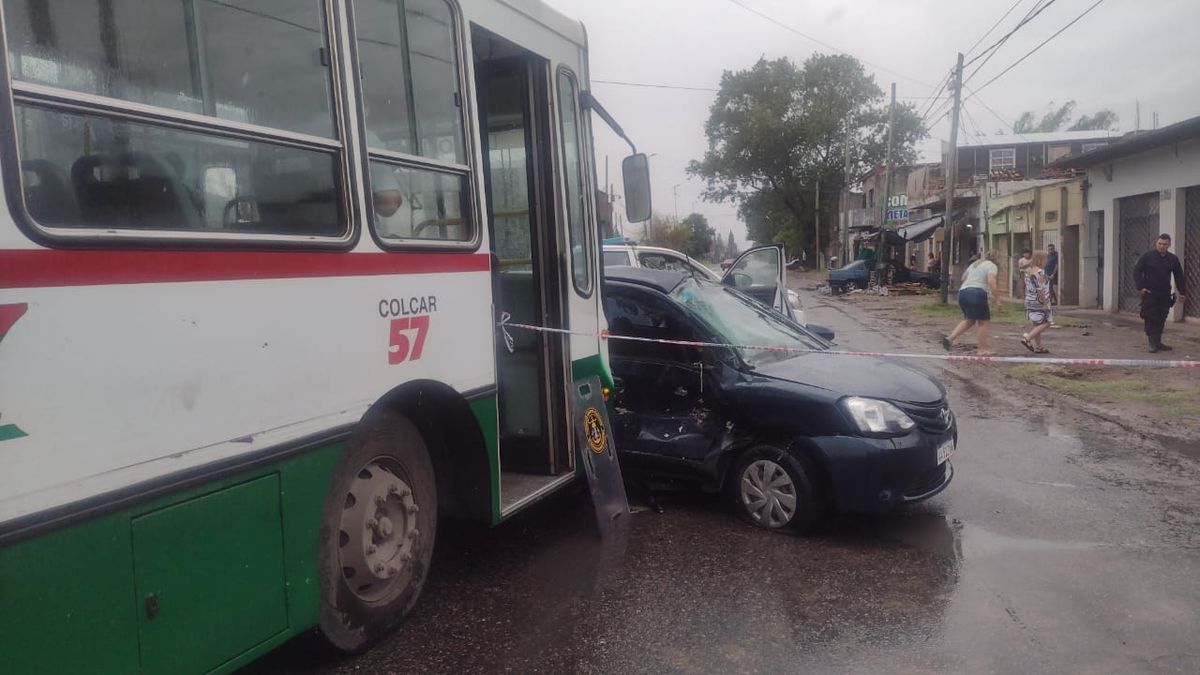 Fuerte choque entre un colectivo y un auto en Burzaco: una mujer herida