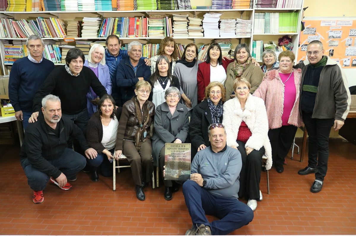 Emotivo homenaje en Luis Guillón: festejaron sus 50 años de egresados ...