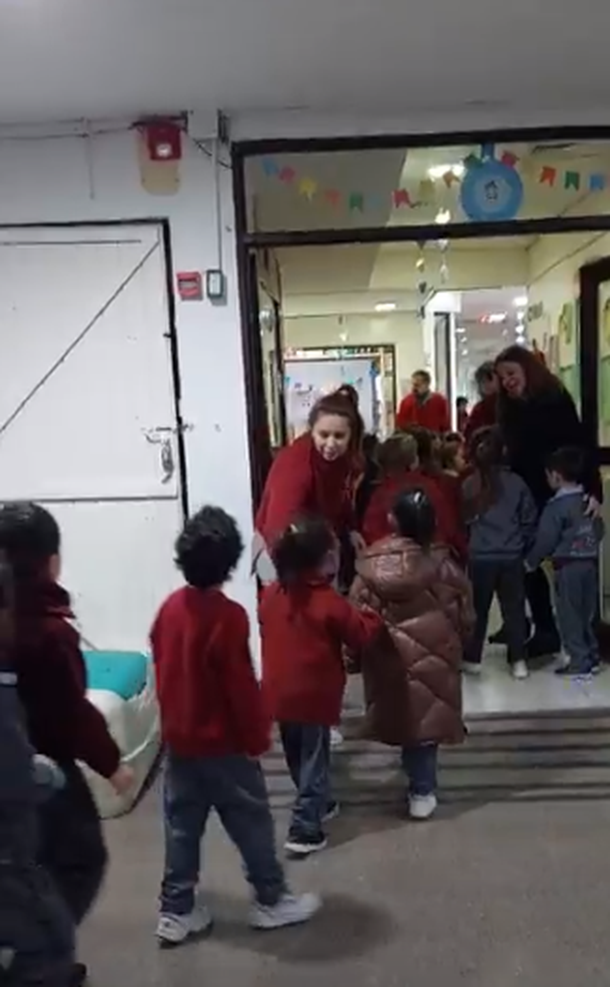 Simulacro exitoso en Grilli Monte Grande: evacuaron a todo el colegio ...