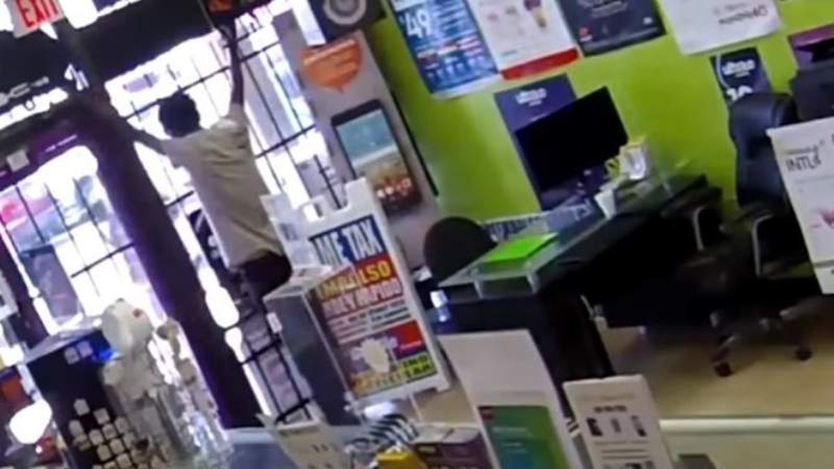 Video: Fue a robar y se quedó encerrado en el lugar