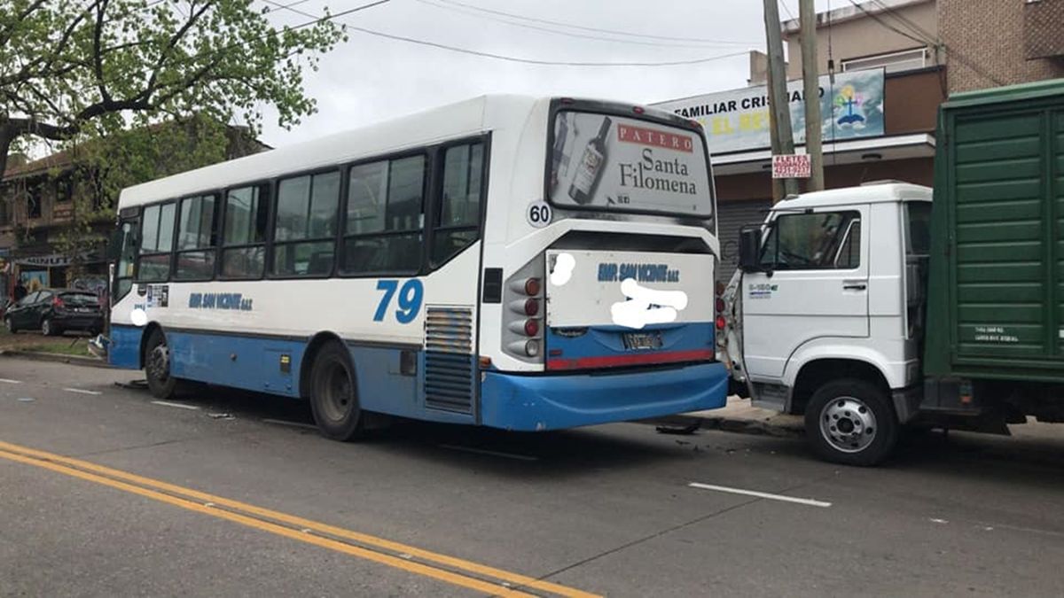 Fuerte choque entre un colectivo y dos camiones en Burzaco: hubo heridos