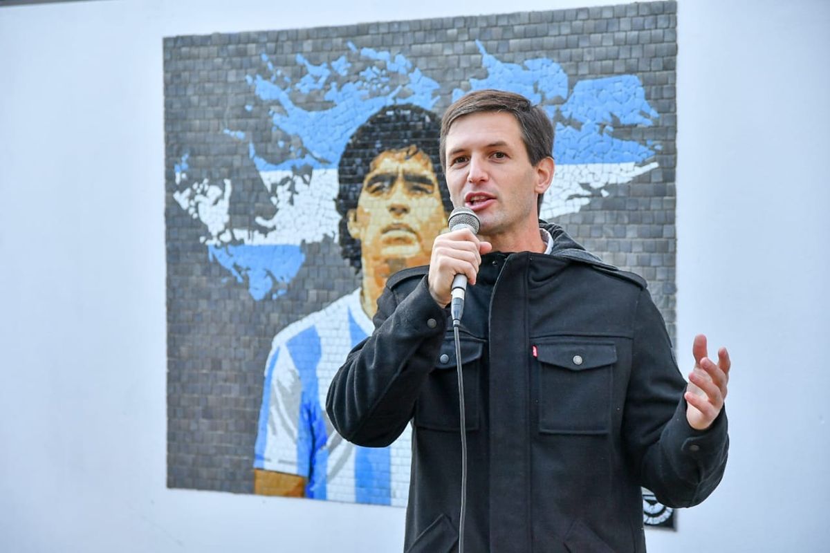 Inauguraron un mural de Maradona en Alejandro Korn, junto a veteranos ...