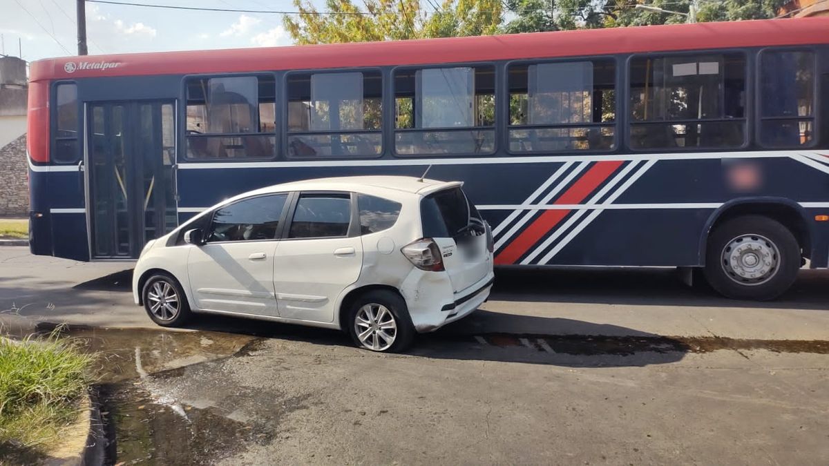 Fuerte choque entre un colectivo y dos autos en Lomas