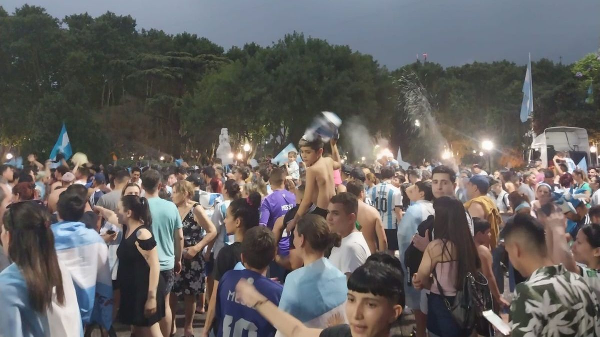 Monte Grande: una multitud festeja el pase de la Selección Argentina a ...