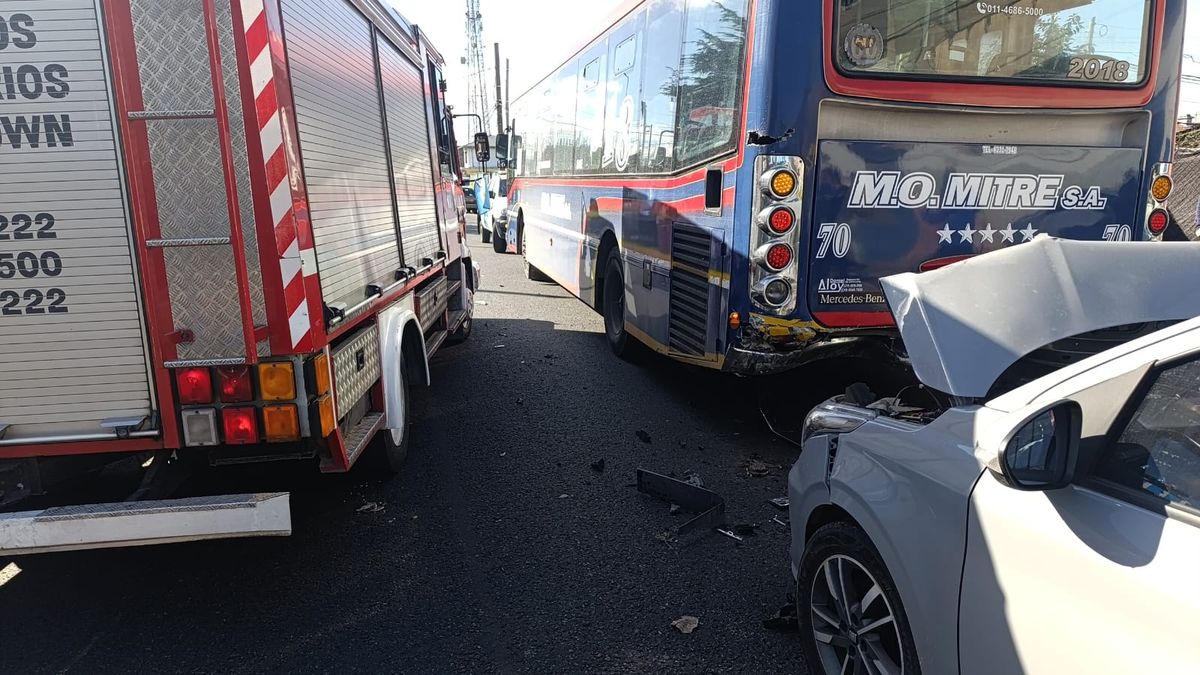 Choque entre un auto y un colectivo en Burzaco: un herido