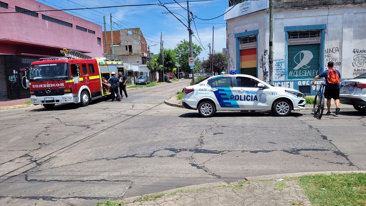 Dos personas atrapadas por el choque entre un colectivo y un auto en Burzaco
