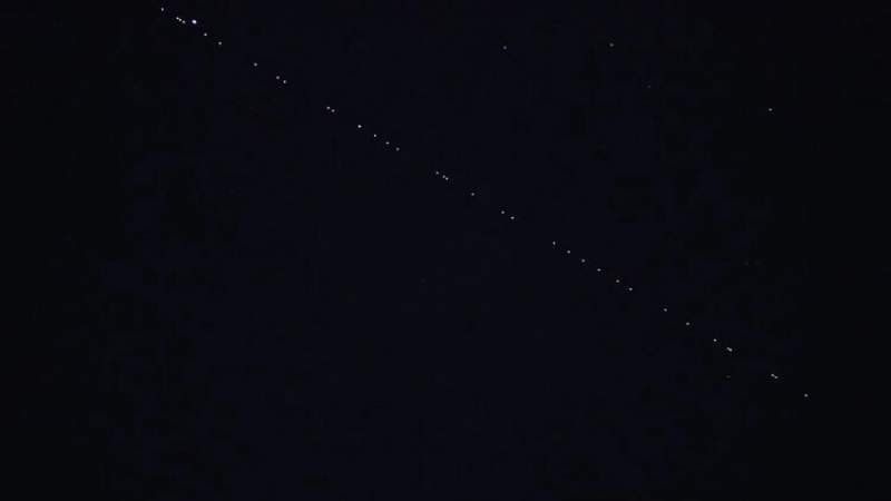 ¿Qué era la línea de estrellas que se vio en el cielo?