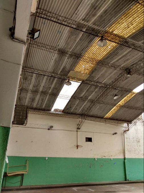 Techos rotos, goteras y peligro: así están las escuelas de Lomas en el ...