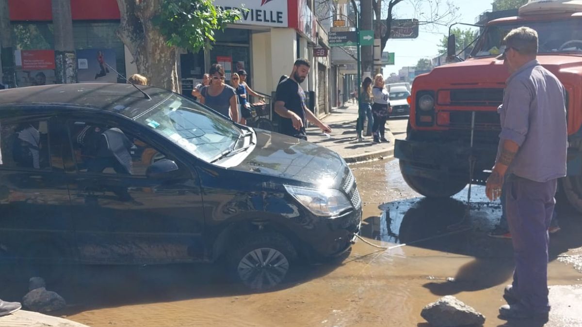 En el centro de Monte Grande, un auto cayó a un pozo de una obra de Aysa