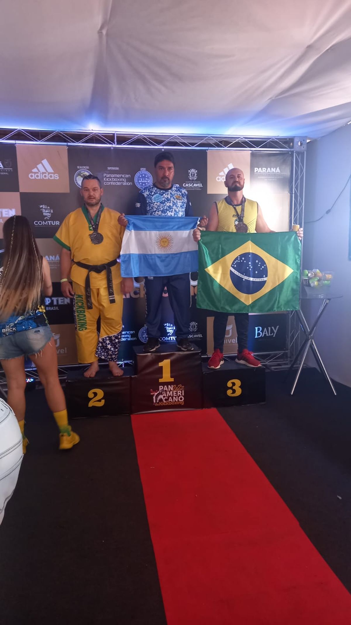 Orgullo de Llavallol: el campeón de kick boxing de 46 años que es N° 1 ...