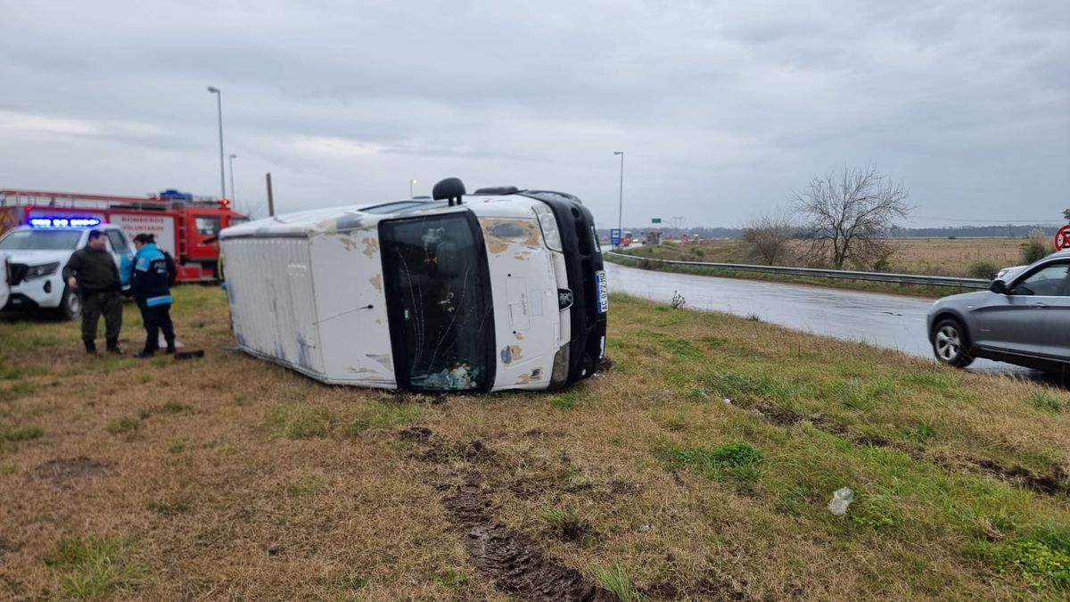Volcó una combi sobre la Ruta 6 en la mano sentido a San Vicente