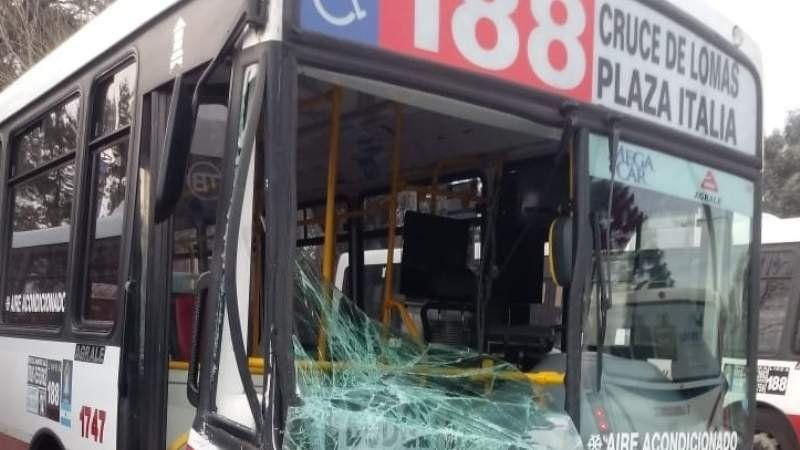 Robaron y destrozaron un colectivo de la línea 188