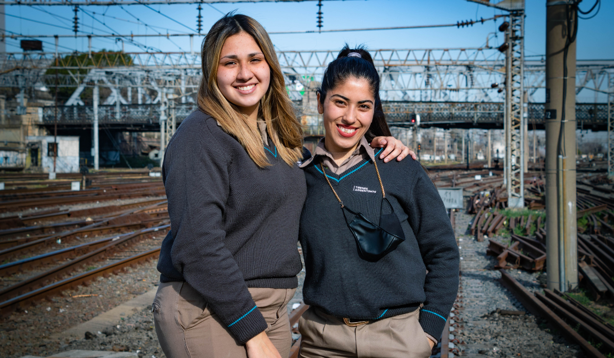 Entrevista: las dos primeras señaleras en la historia de la Línea Roca