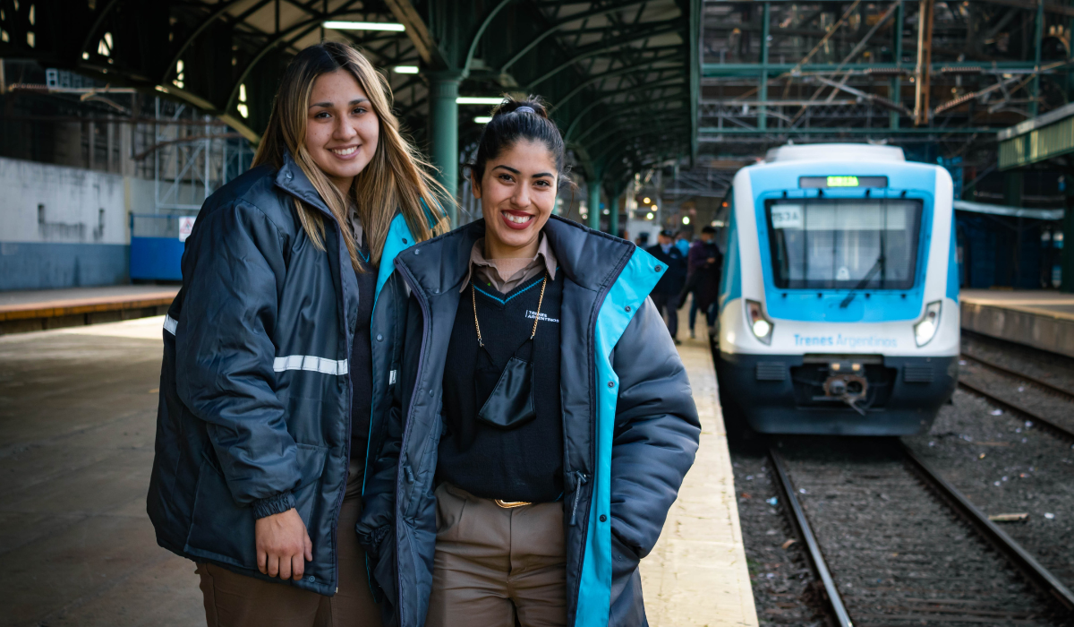 Entrevista: las dos primeras señaleras en la historia de la Línea Roca