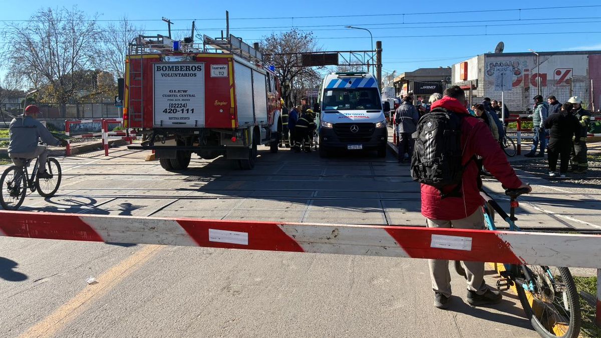 Tren Roca: un ciclista fue embestido por un tren en un paso a nivel en Glew