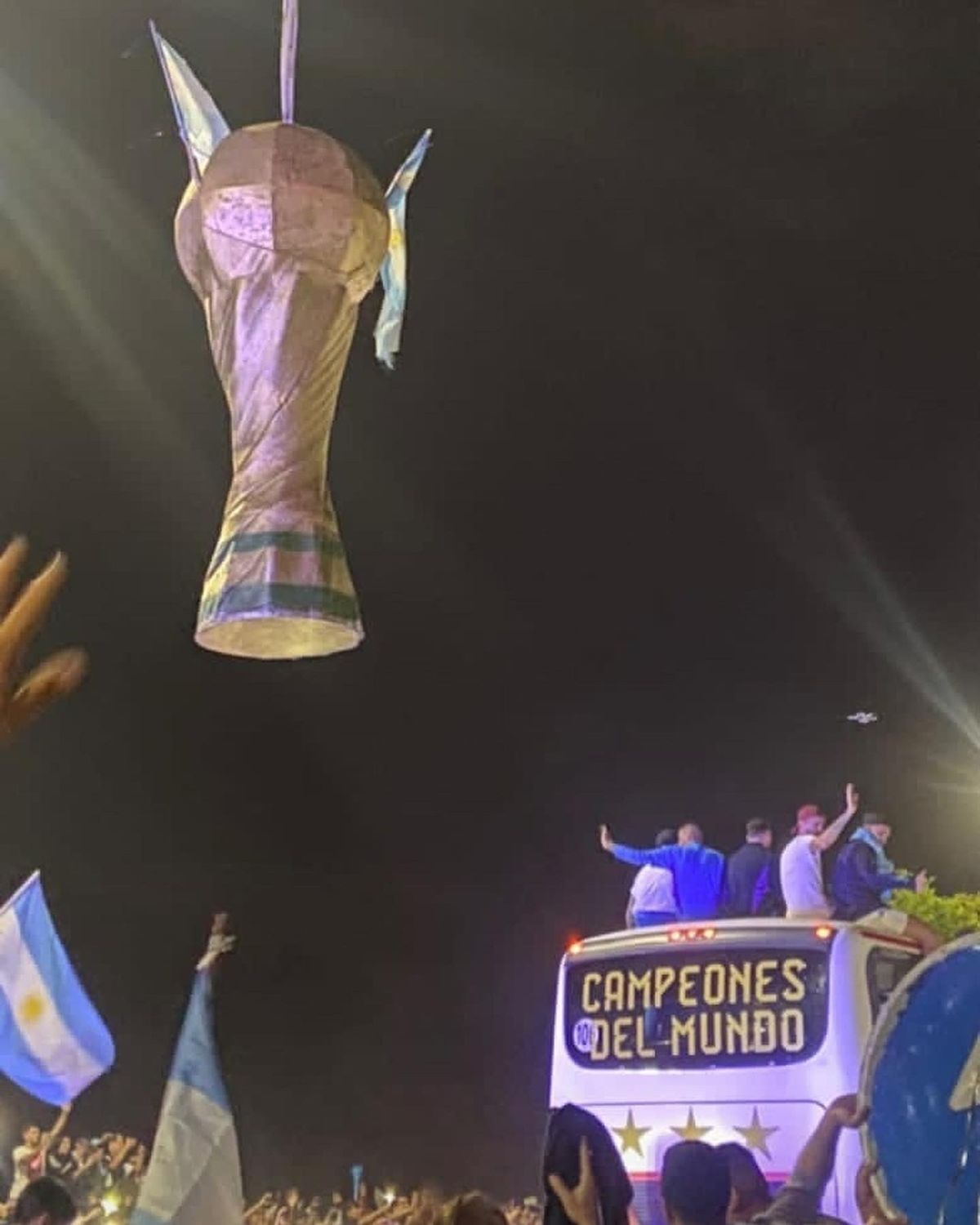 La historia de la copa del Mundo gigante que llevaron a Ezeiza: quién y ...