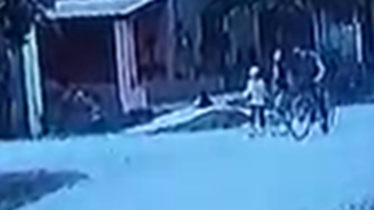 Manoseó a una mujer en Ezeiza desde una bicicleta y quedó filmado ...